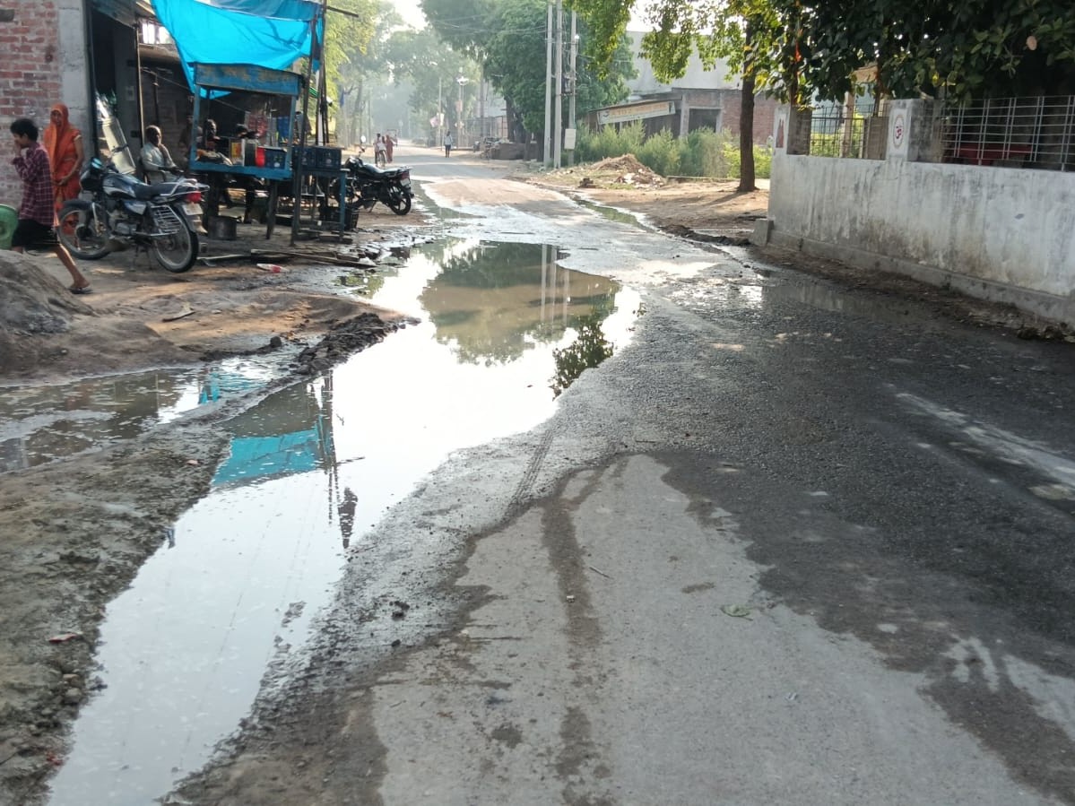 Deeh Jal Nigam Pipeline Leakage Causes Waterlogging; Market Suffers