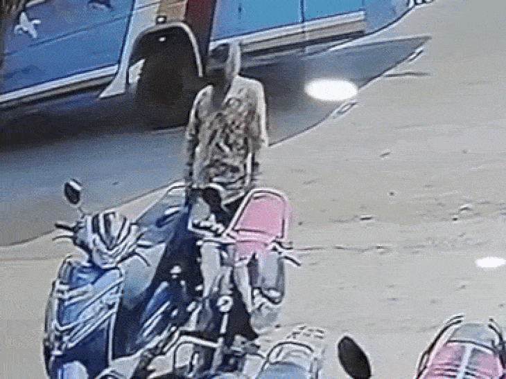 Katni Robbery: Rs 2.5 Lakh Stolen From Scooty; CCTV Captures Masked Thieves