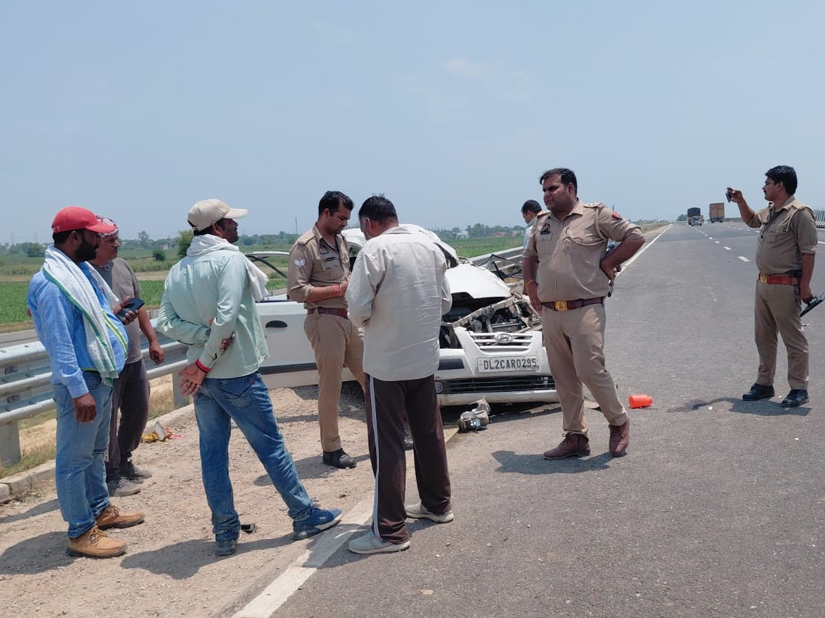 Mahoojibad Nangla Accident | Car Overturns After Truck Collision; Delhi ...