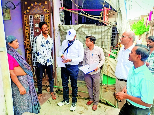 Hindauli: The director went door to door to inspect the house listing work.