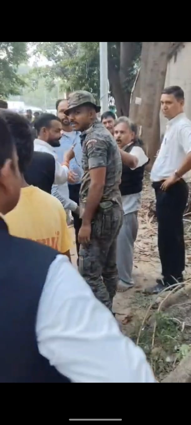 Advocate reached SSP office with mobile complaint, dispute with ...