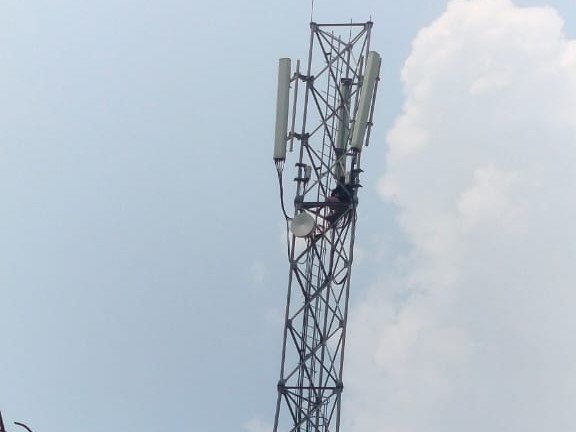 Sant Kabir Nagar Youth Climbs Mobile Tower | Wife Demand; Police ...