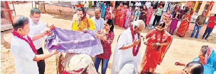 Mahagoprasad in the cowshed, children recited verses from the Gita