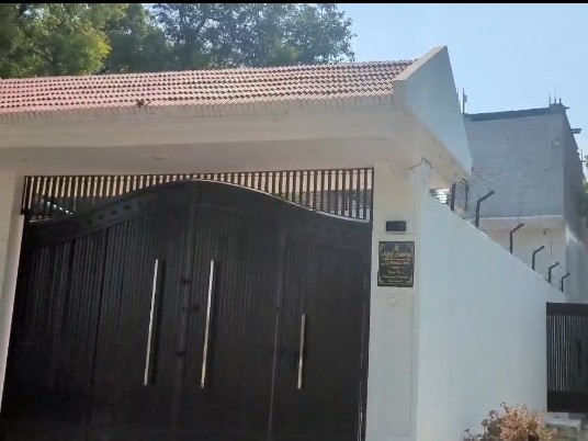 Kaushambi Professors House Looted | Cash, Jewelry, CCTV DVR Stolen