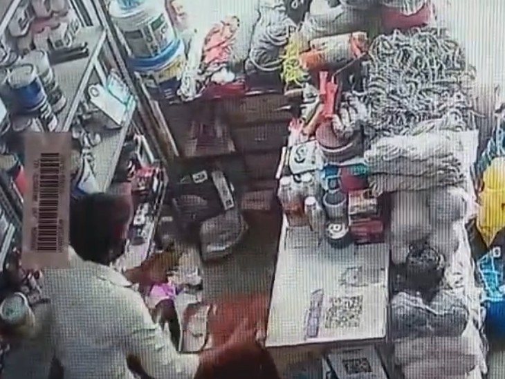 Baraut Shop Mobile Theft Caught CCTV | Police Investigating