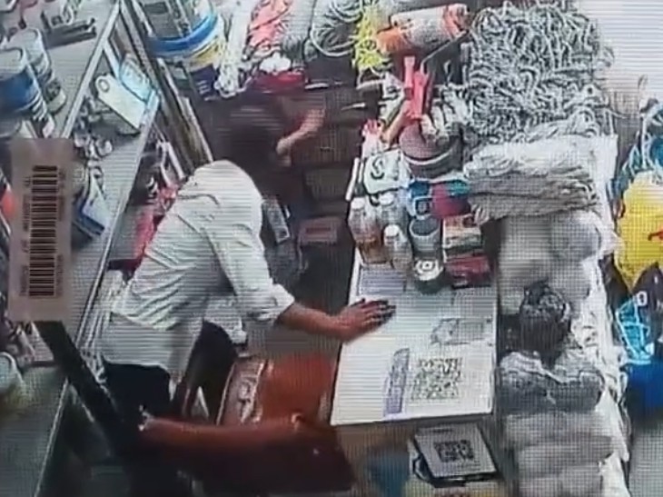 Baraut Shop Mobile Theft Caught CCTV | Police Investigating
