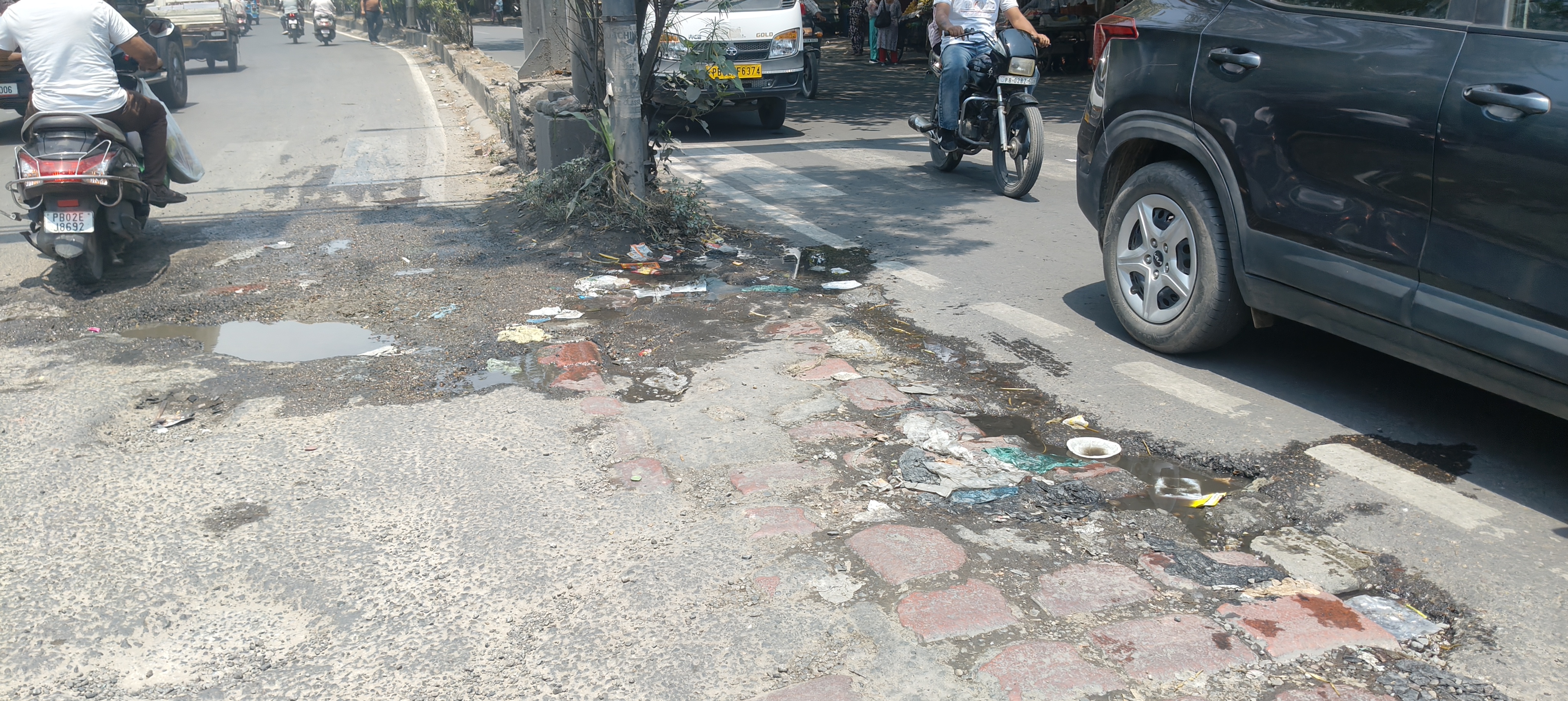 Batala Road Petrol Pump Chowk in bad condition, potholes lying around