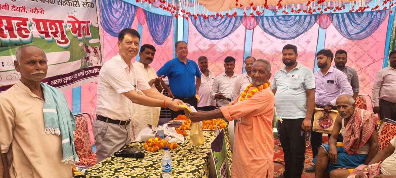 Livestock farmers were honored with cash prizes.