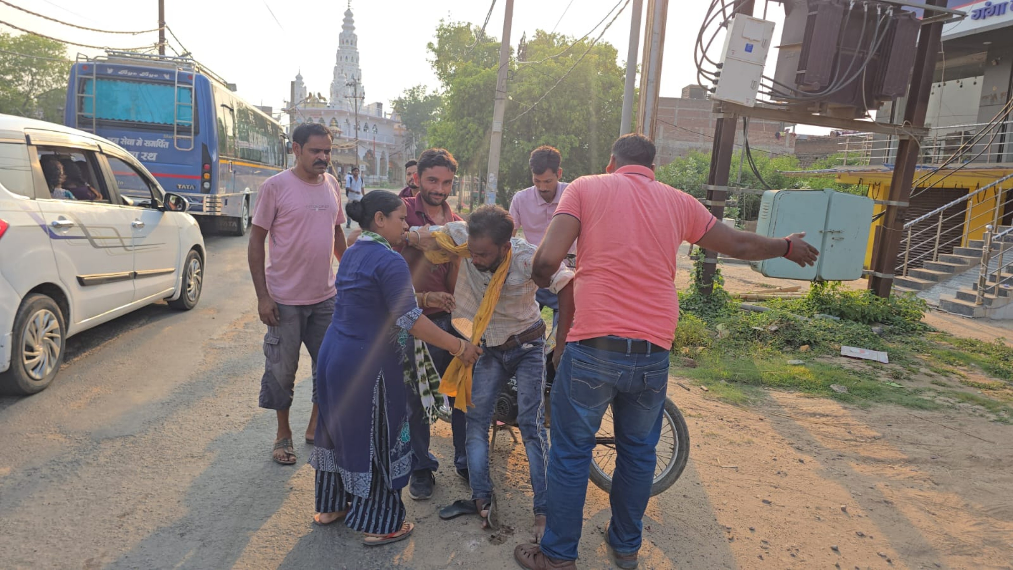 Bike rider injured in a road accident near Teenmuhani turn tempo stand