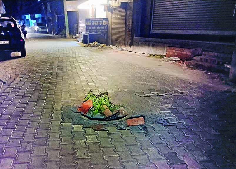 Broken sewerage cover increases risk of accidents