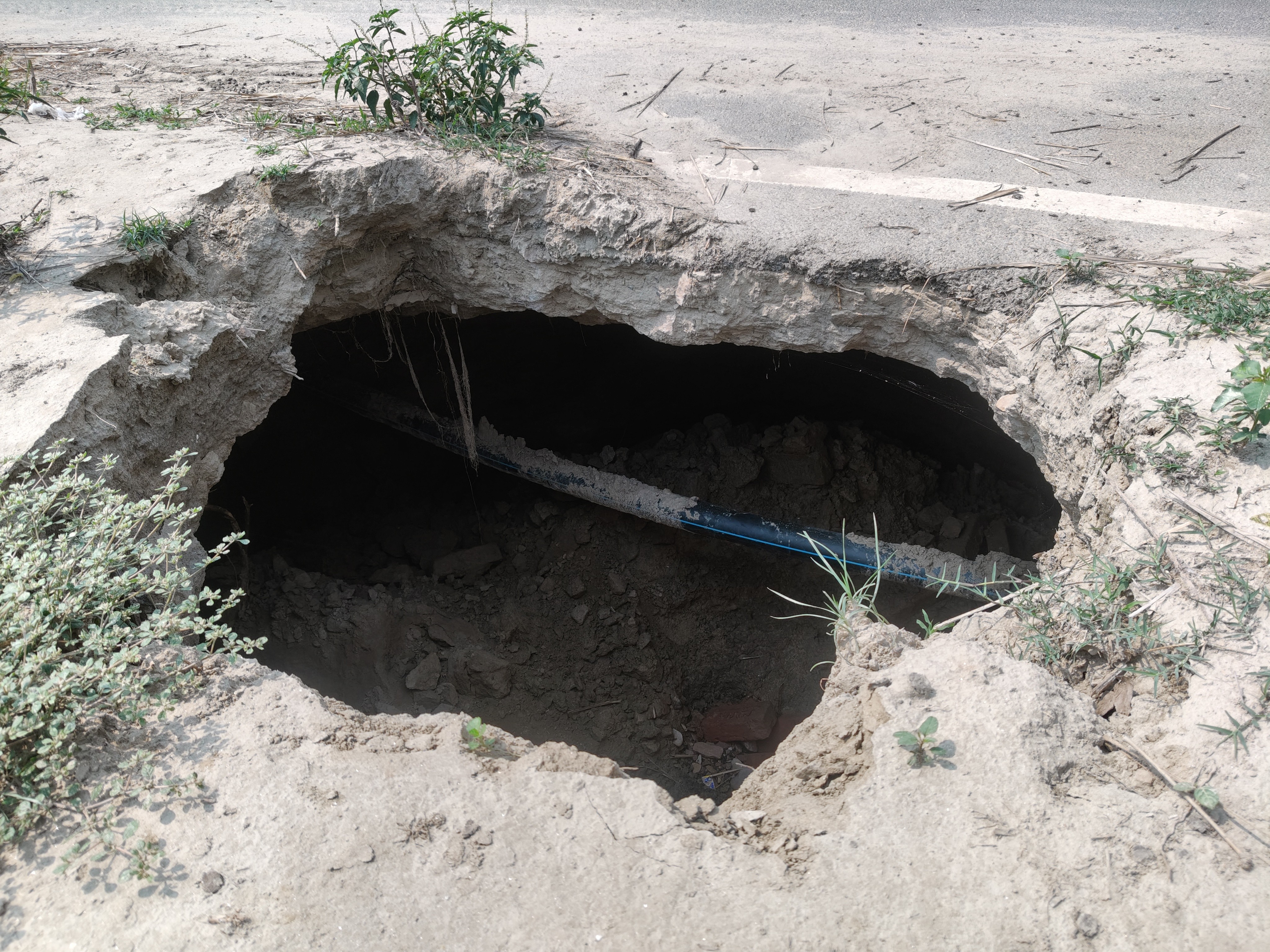 Bhatpar Rani PM Road Hole | Accident Fear