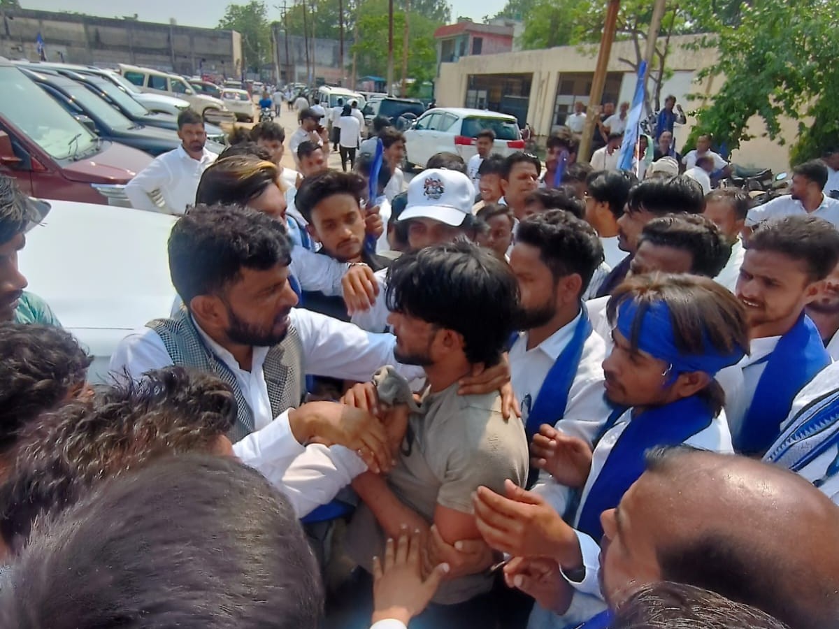 Bijnor Azad Samaj Party Meeting | Pickpocket Accused Beaten; Video Viral