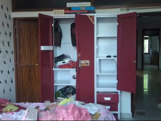 Kaushambi Professors House Looted | Cash, Jewelry, CCTV DVR Stolen