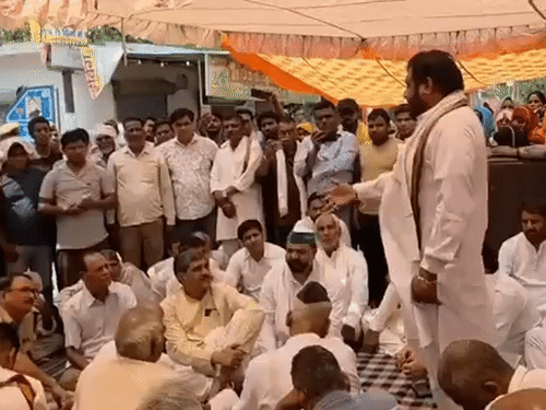 Ghaziabad SP Leader Shouts at DCP | Supporters Manhandle Police, Tear ...