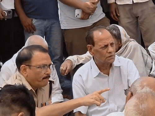 Ghaziabad SP Leader Shouts at DCP | Supporters Manhandle Police, Tear ...