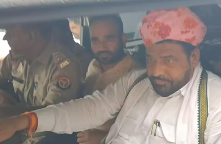 Ghaziabad SP Leader Shouts at DCP | Supporters Manhandle Police, Tear ...