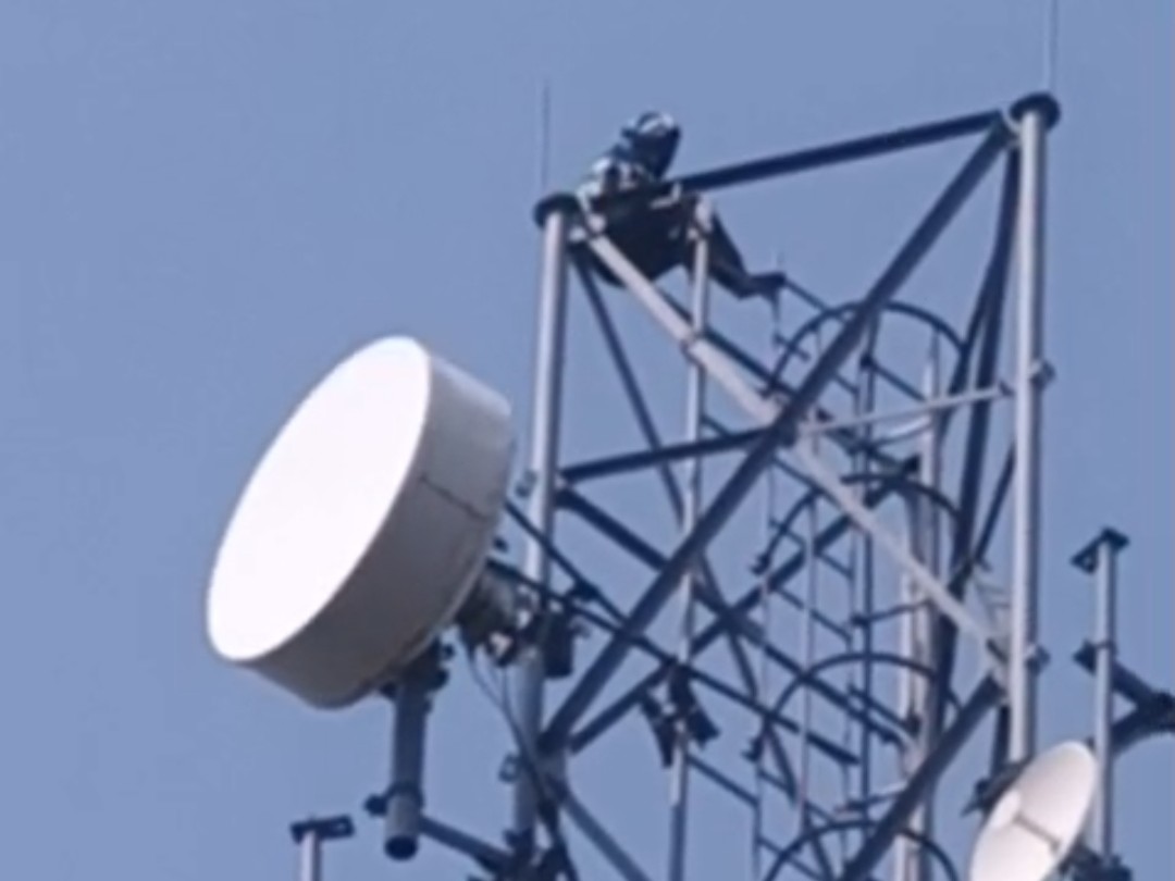 UP Girl Climbs Geo Tower After Refusing Meet Boy | UP News