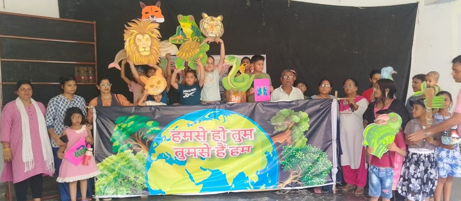 Paridhi took the oath of a balanced environmental policy with the children.