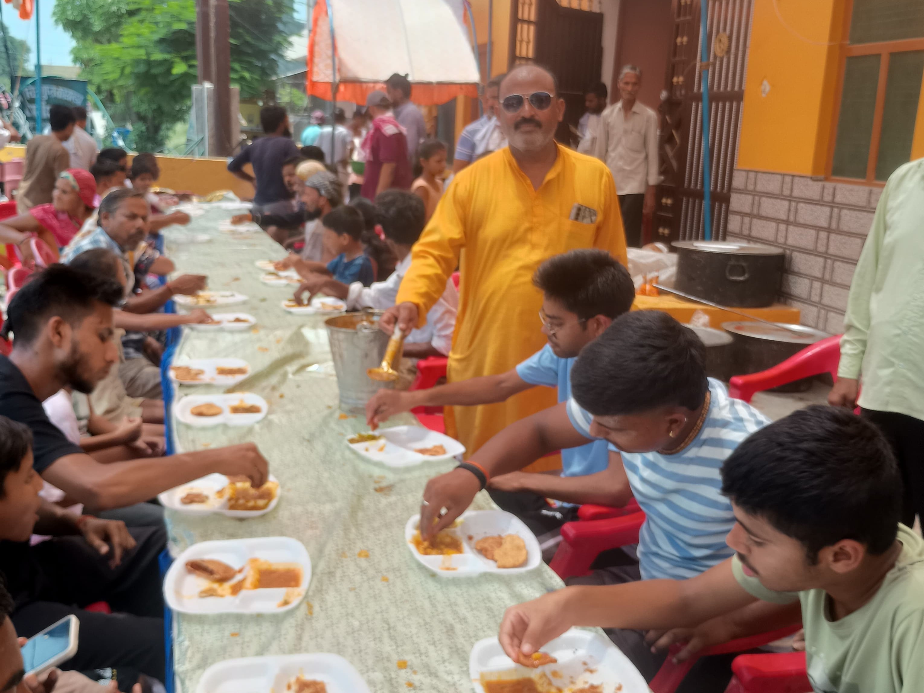 Salempur Kon Bhandara: Hundreds of Devotees Take Prasad During Jeth ...