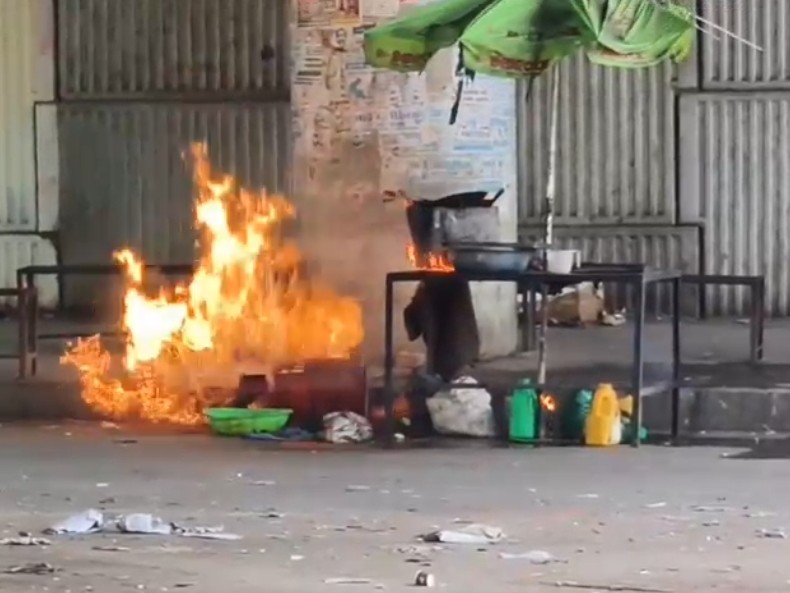 Kaushambi Fast Food Shop Fire | Fire Brigade Controls Blaze Under Bridge