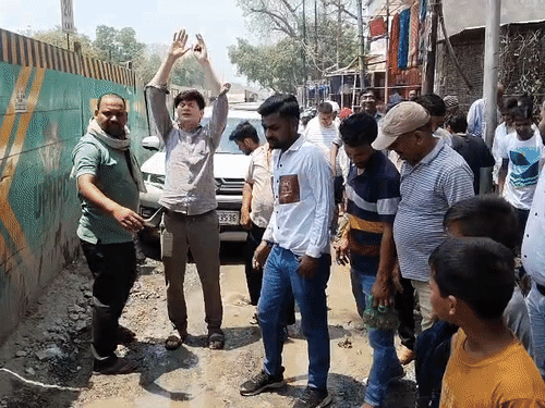 Kanpur Ex-Councillor Protest Metro | Mud Bath Road Demand