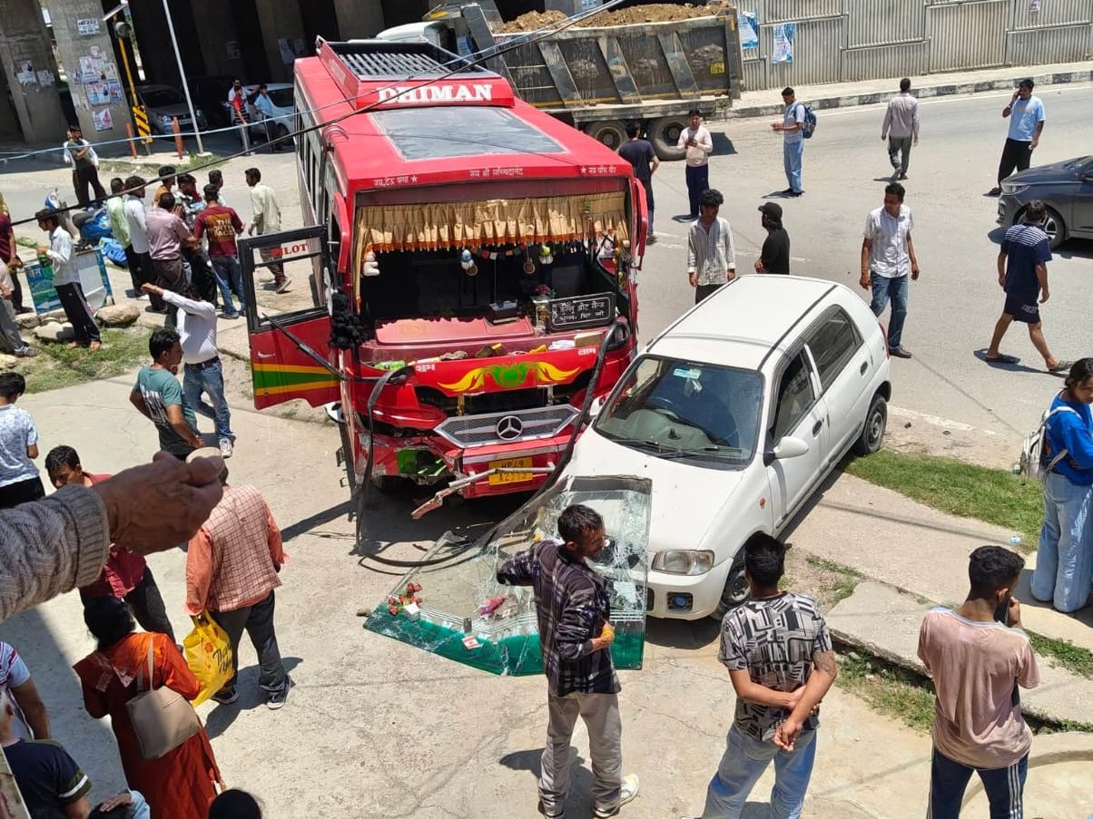 Mandi Highway Accident | Bus, Tipper, Car Collision Injures Passengers