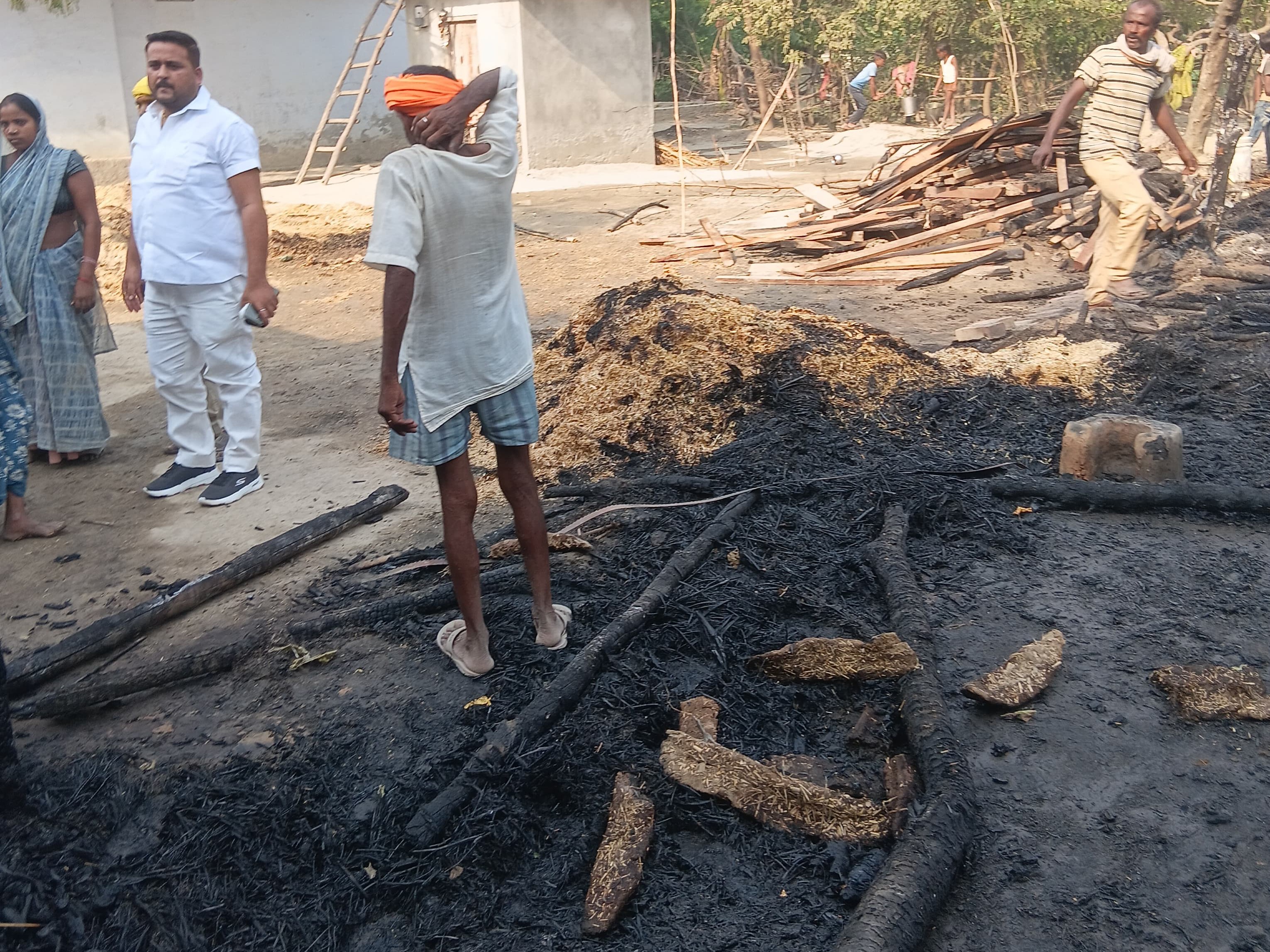 Gonda House Fire: Four Families Lose Lakhs | Fous House Inferno