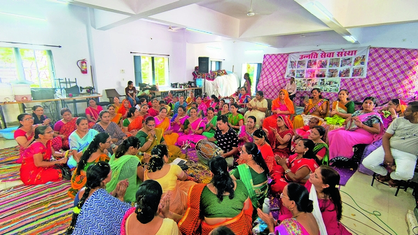 Women gave performances in the Bhajan Sandhya on Adhik Maas