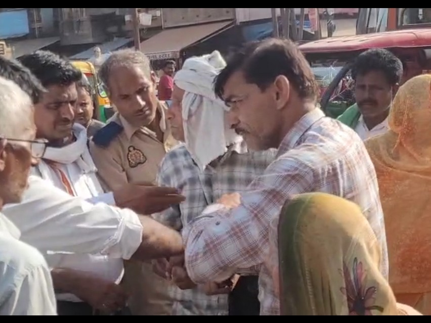 Eta Roadways Bus Conductor-Passenger Fight | Haathi Gate