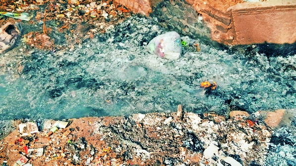Burning garbage dumped on the roadside increased pollution.