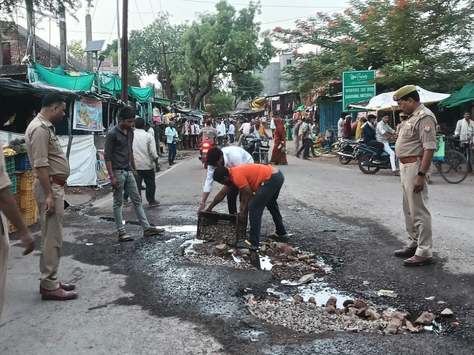 Jakhaura Bus Stand Road Repair | Police Fills Potholes