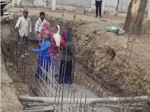 Balaghat Municipality Quality Allegations | Councilor Stops Drain ...