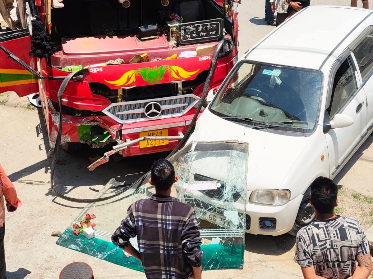 Mandi Highway Accident | Bus, Tipper, Car Collision Injures Passengers