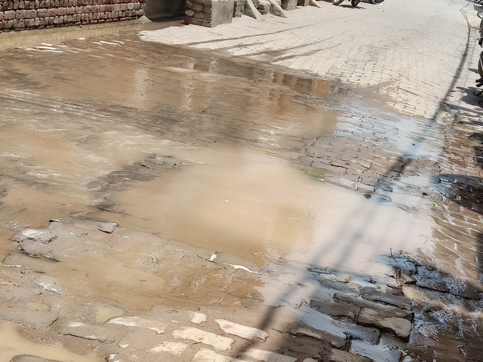 Shikarpur Water Leakage | Road Pothole Causes Public Problem