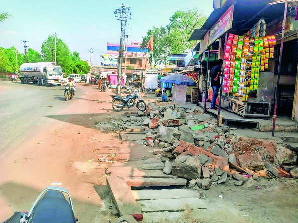 Mandaar: Bus stand deserted as encroachments were removed, debris lying ...