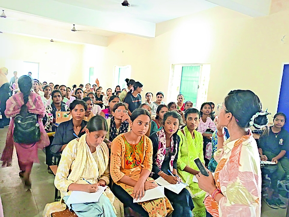Art training given to girl students in Sister Nivedita Personality ...