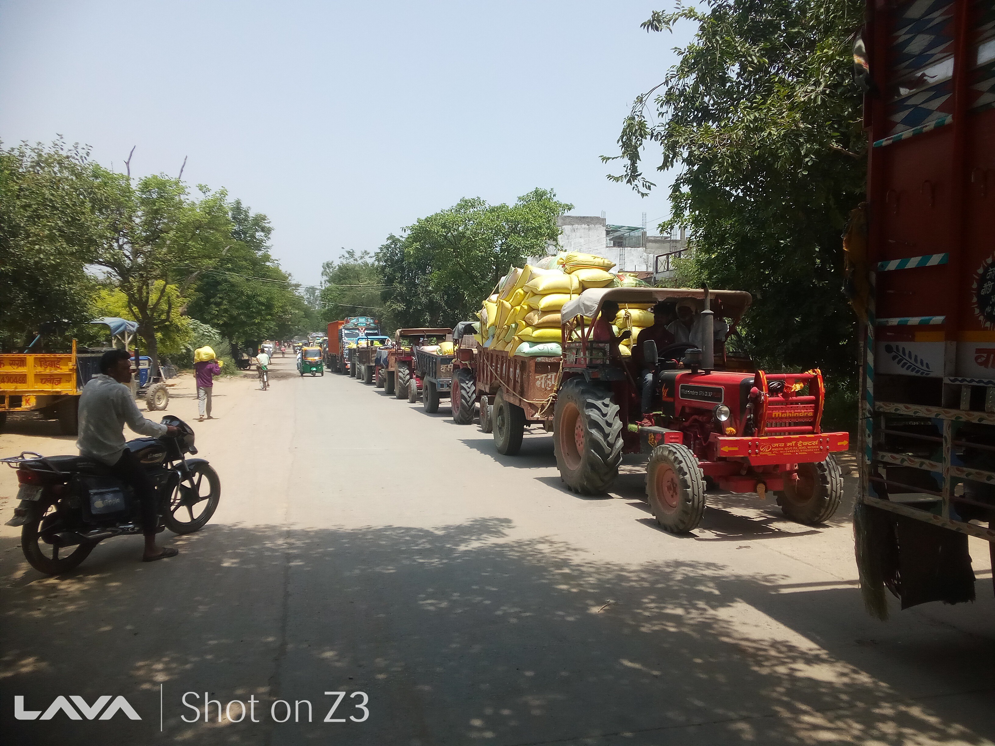 Kasganj-Amapur Road Traffic Snarl | Galla Mandi Jam