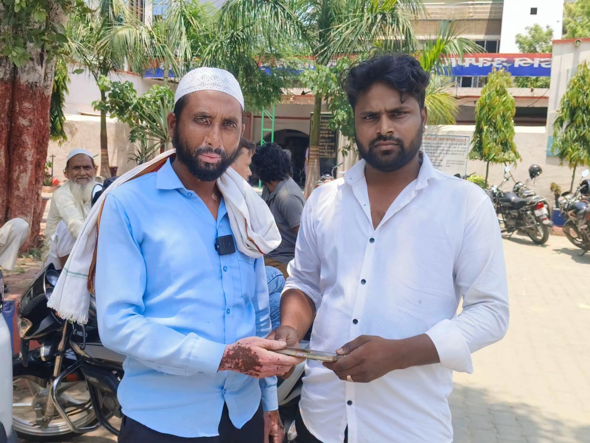 Charathwal E-Rickshaw Driver Returns Lost Mobile | Honesty Wins Hearts
