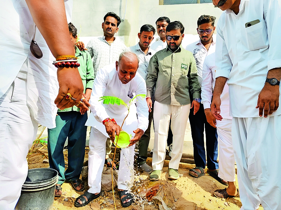 Service work done on the 74th birthday of former MLA Jain