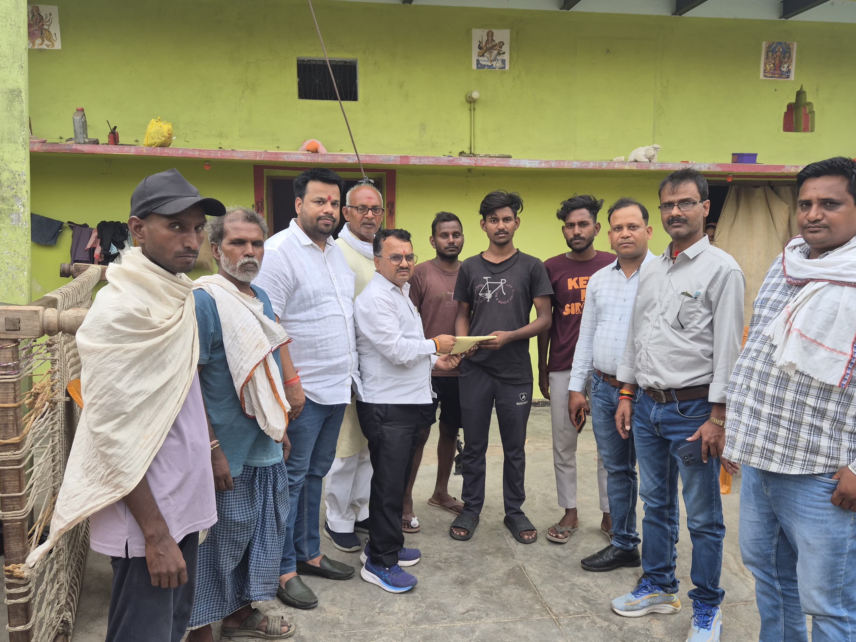 Mirzapur: Khand Vikas Adhikari Heads Pradhan Sangh Aid to Family