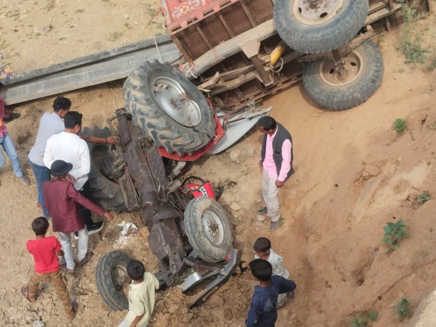 Satna Tractor-Trolley Garra River Accident | Driver Safe