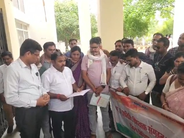 Vidisha Guest Teachers Submit Memo to CM Demanding Regularization