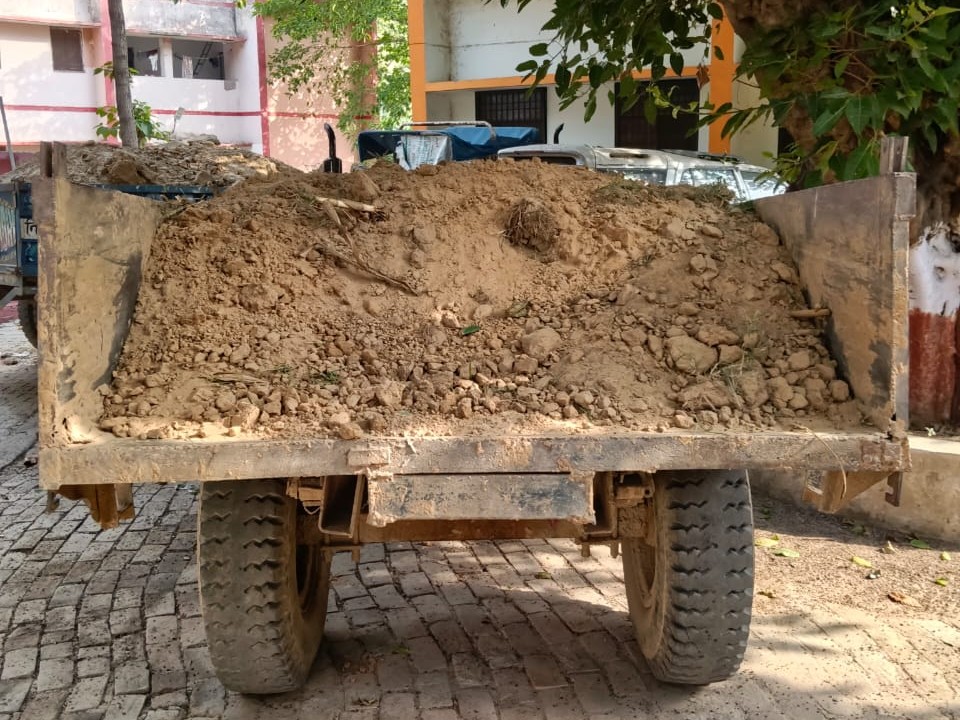 Farrukhabad Mining Officer & Police Seize 2 Tractor-Trolleys | Illegal ...