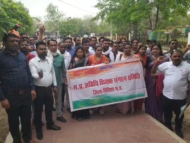 Vidisha Guest Teachers Submit Memo to CM Demanding Regularization