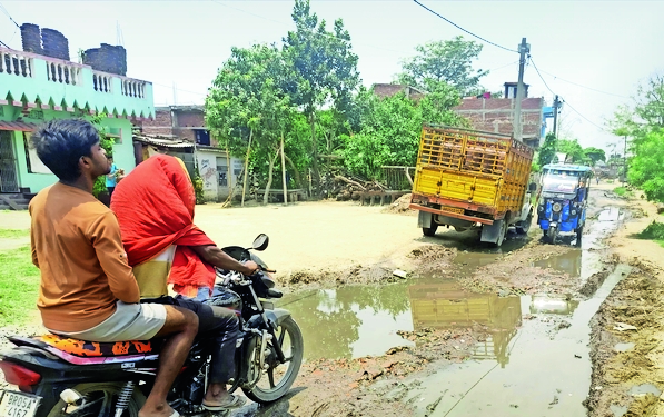 Road turns into drain in Sishani, villagers suffer from waterlogging ...