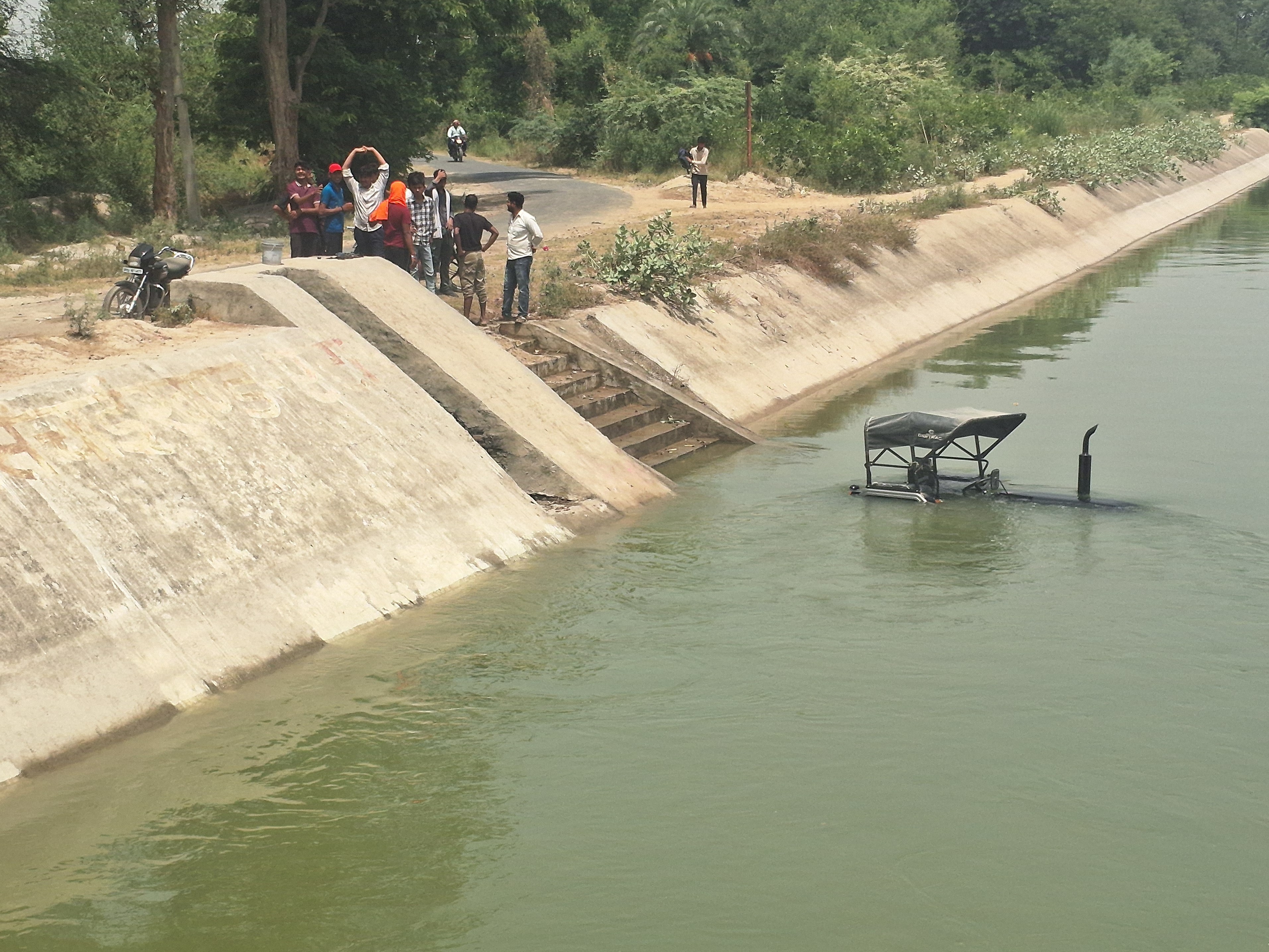 Mirahchi Tractor Accident | Driver Safe in Canal Mishap