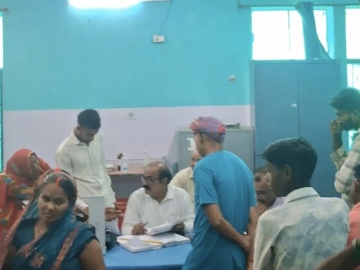 Tarbganj Hospital Pharmacist Notice After Dainik Bhaskar Probe