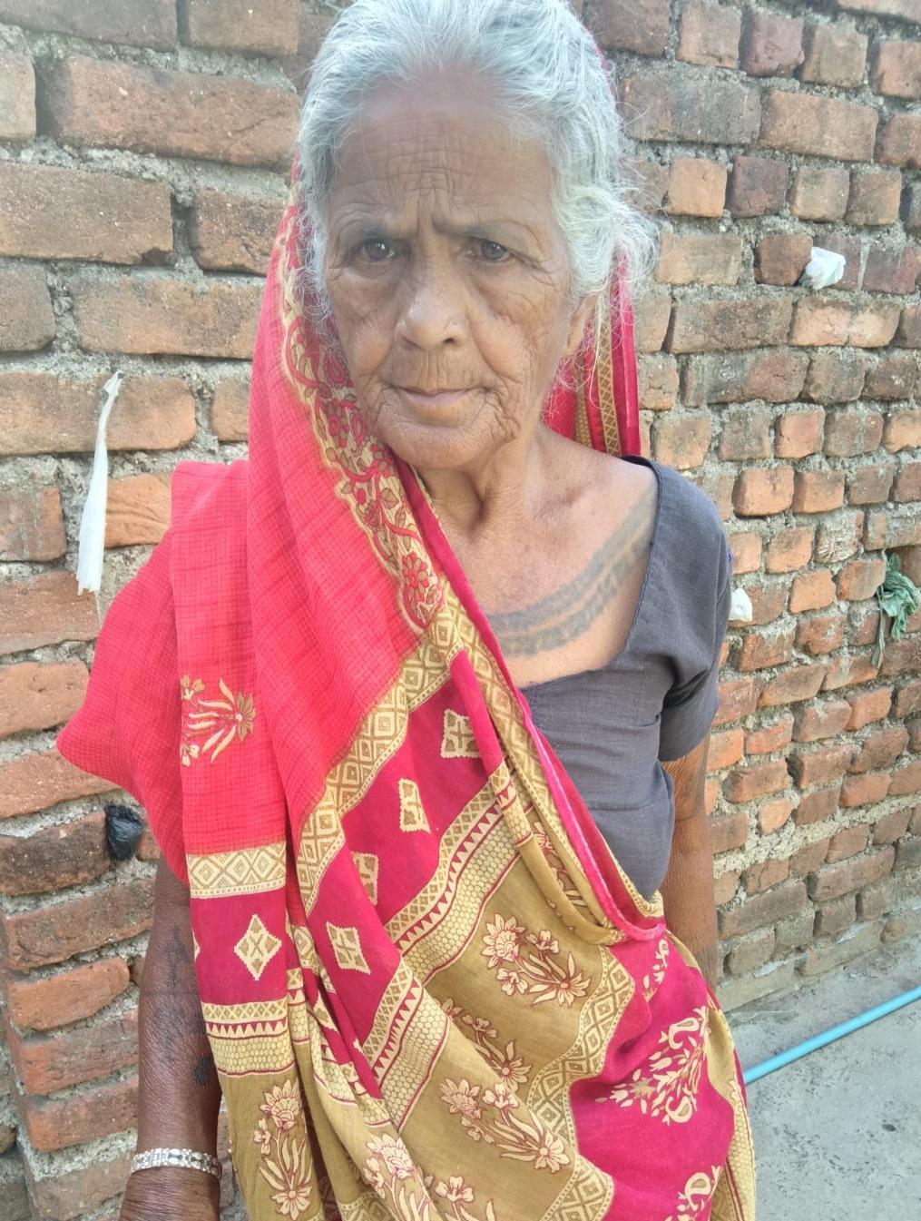 A thief duped an old woman and ran away with jewellery worth Rs 80,000.
