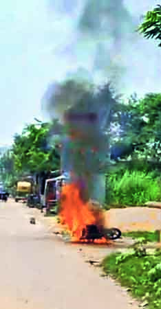 Bike caught fire while starting in Taraiya market, causing panic