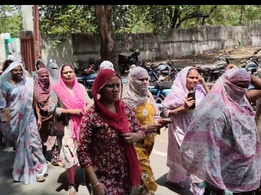 Jhabua Contract Health Workers Demand Regularization | CM Memo